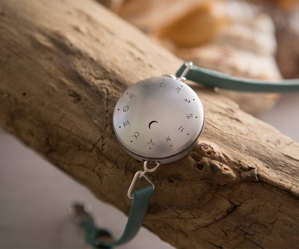 Moontrak: A fitness tracker revealing the sun and moon cycle. – Wearables